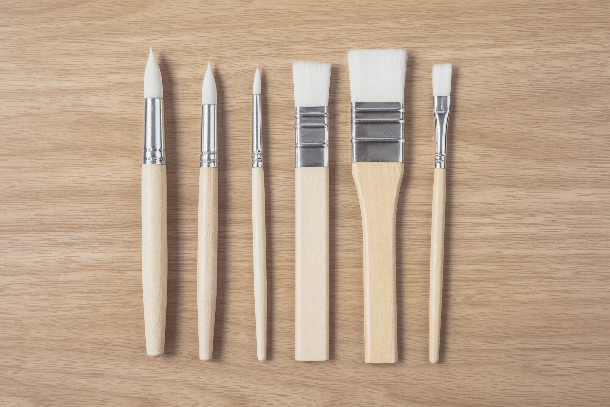 Round Vs. Flat Brushes: When to Use Each for Maximum Effect in Acrylic Painting - UrArtStudio